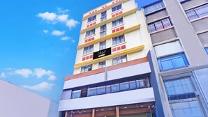 Um edifício de vários andares com uma placa indicando um serviço da empresa.