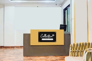Uma mesa de recepção com uma placa indicando que é serviço da empresa.