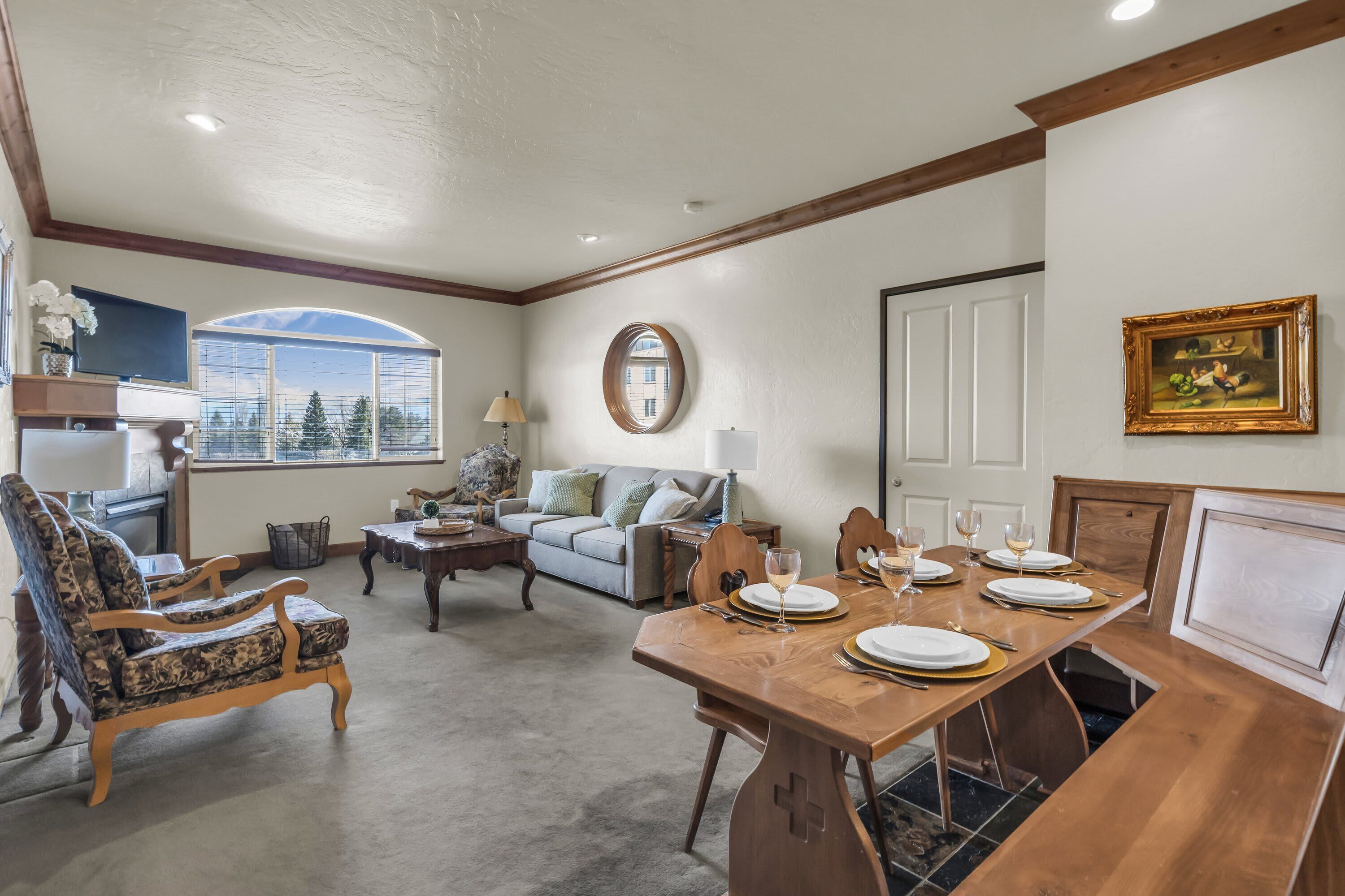 Apartamento em Condomínio Fechado, várias camas, acesso à piscina (Zermatt Retreat ) | Sala de estar