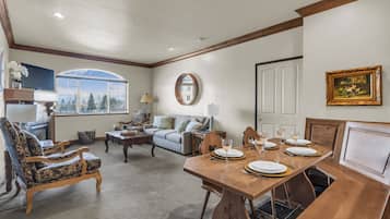Apartamento em Condomínio Fechado, várias camas, acesso à piscina (Zermatt Retreat ) | Sala de estar
