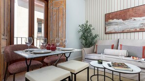 Apartamento (2 Bedrooms) | Refeições no quarto