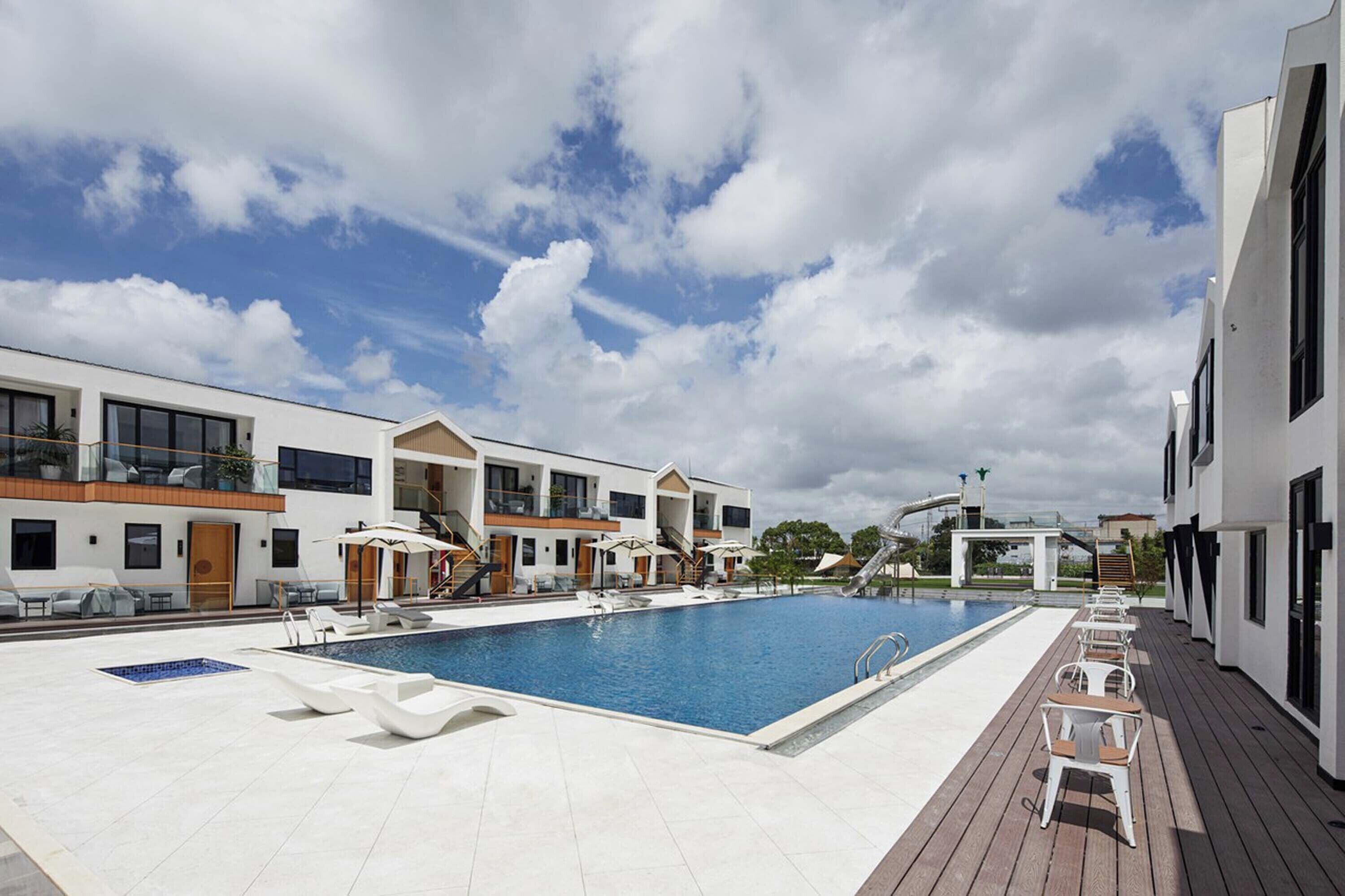 Piscina exterior, guarda-sóis, espreguiçadeiras 