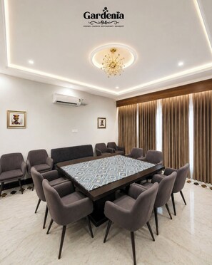 Quarto standard, vista para a cidade | Sala de reunião