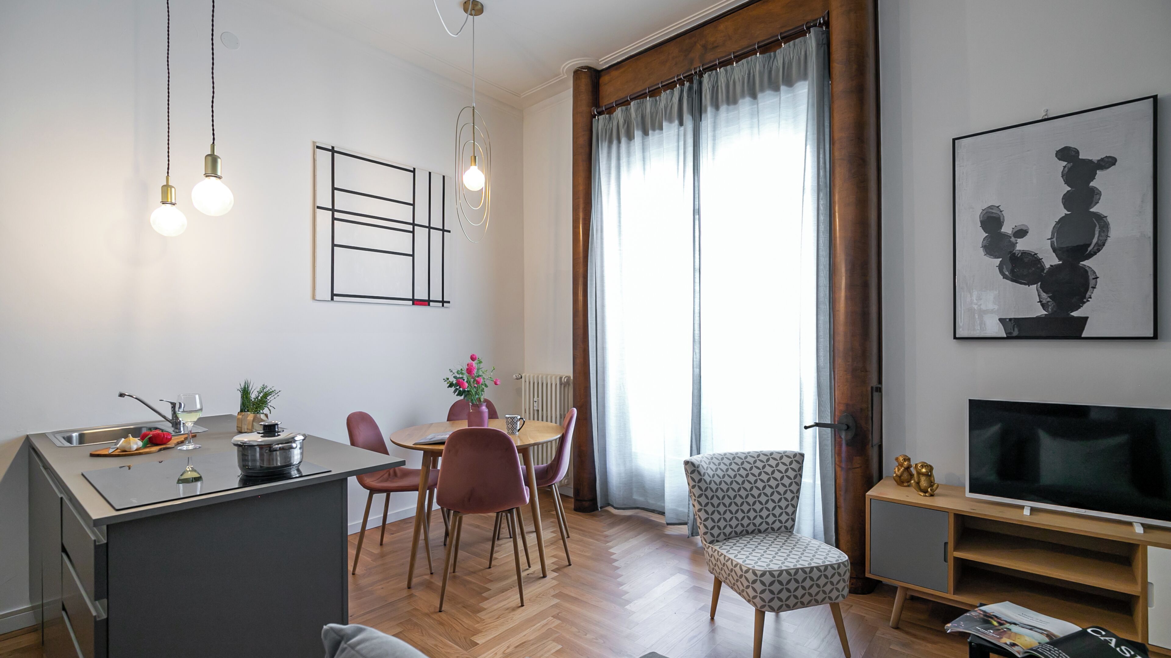 Um espaço moderno para relaxar, com cozinha, sala de jantar e área de estar.