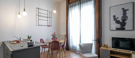 Um espaço moderno para relaxar, com cozinha, sala de jantar e área de estar.