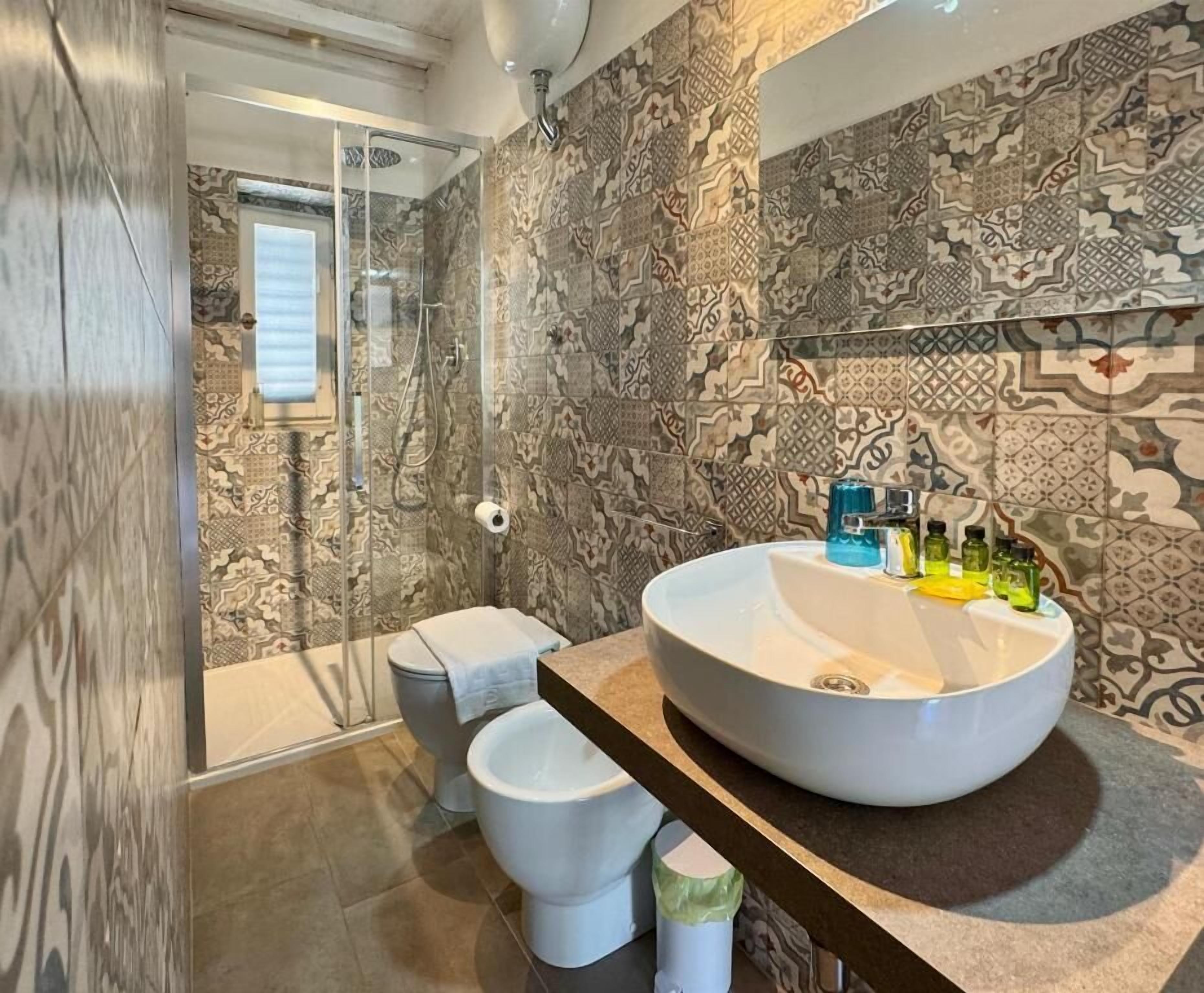 Apartamento luxo, vista para o pátio | Banheiro | Chuveiro, secador de cabelo, bidê, toalhas de banho