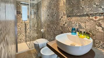 Apartamento luxo, vista para o pátio | Banheiro | Chuveiro, secador de cabelo, bidê, toalhas de banho