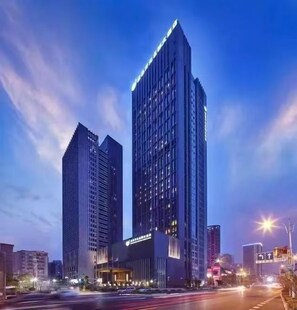 Um edifício moderno de vários andares com entrada imponente.