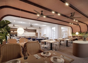 Restaurante com várias mesas, ventiladores de teto e janelas amplas.