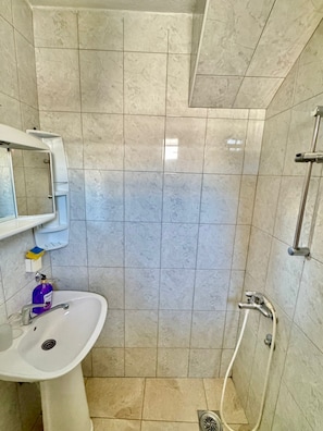 Quarto casal econômico | Banheiro