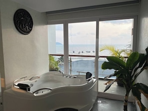 Quarto Duplo Superior, vista para a praia | Casa de banho | Uma combinação polibã/banheira, um secador de cabelo, roupões, chinelos 