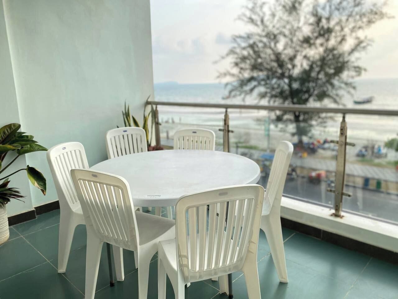 Quarto triplo família, vista para a praia | Opções para refeição no quarto
