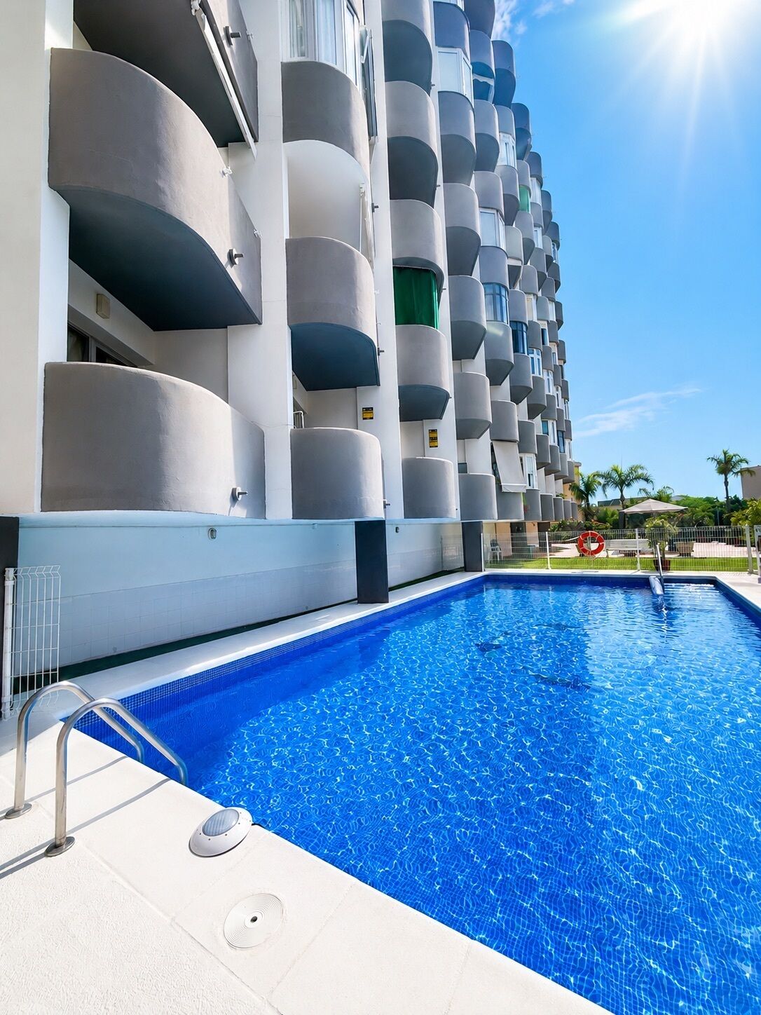 Piscina externa, funciona das 10h às 22h, guarda-sóis