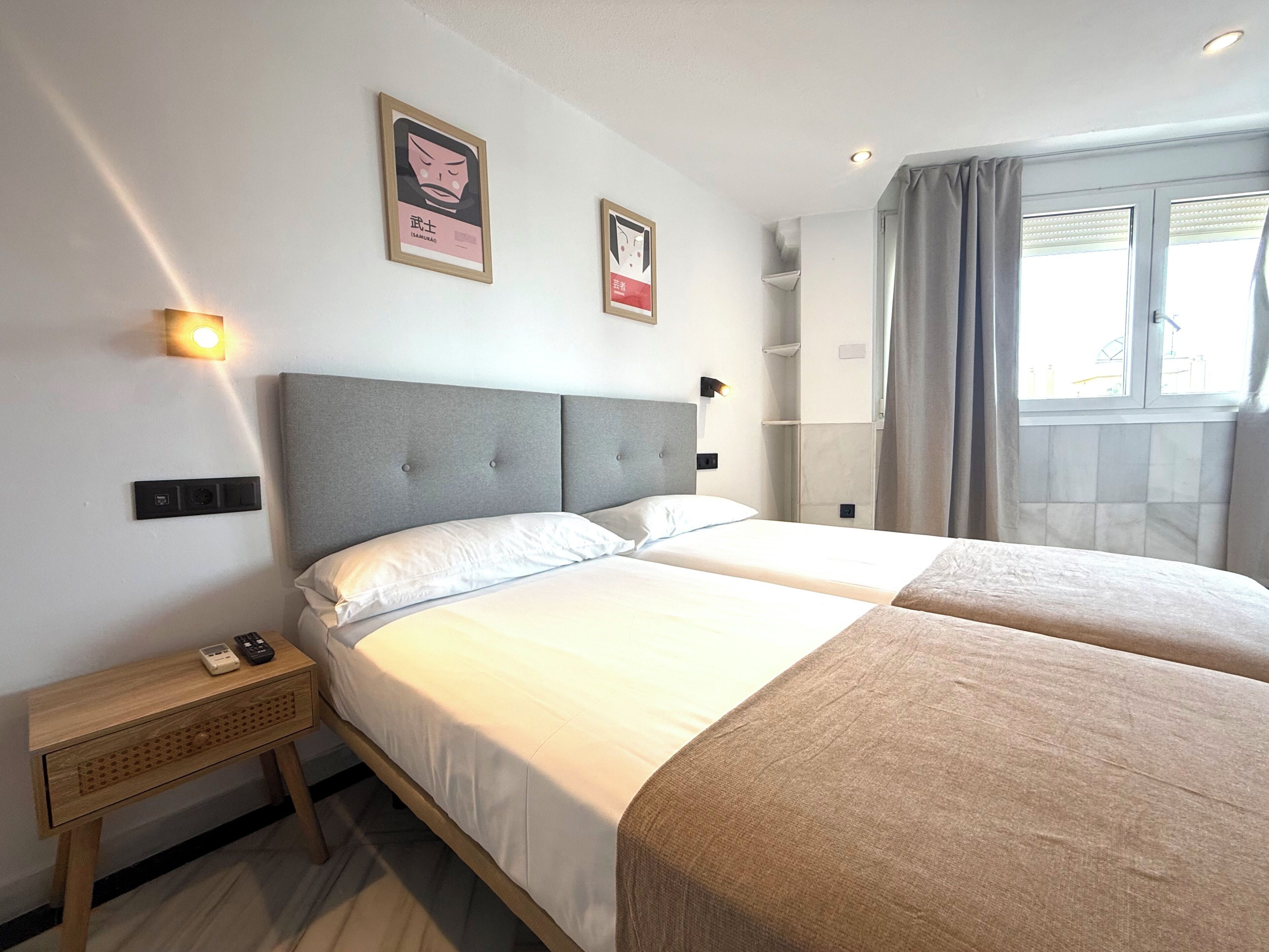 Apartamento luxo, 2 quartos, vista parcial para o oceano | Ferros/tábuas de passar roupa, Wi-Fi de cortesia