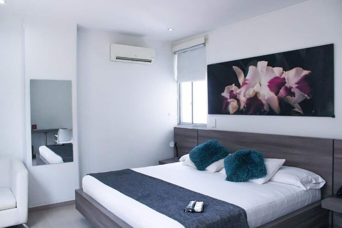 Quarto Duplo Básico | Cofre no quarto, quartos insonorizados, Wi-fi grátis