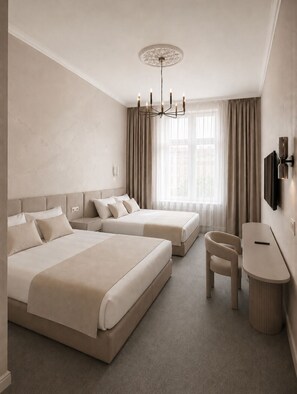 Quarto de hotel com duas camas, uma escrivaninha, uma cadeira, uma televisão e uma janela com cortinas.