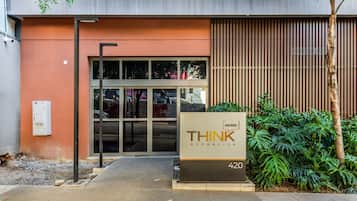 Entrada de um edifício moderno com uma placa que diz "THINK REPUBLICA 420".