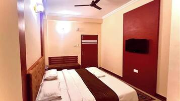 Quarto casal luxo, vista para a cidade | Escrivaninha, Wi-Fi de cortesia
