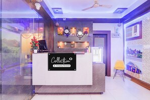 Uma mesa de recepção com uma placa que diz 'Collection Company-Serviced'.
