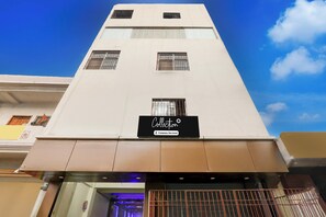 Um edifício com uma placa indicando 'Coleção' e o logotipo da marca.