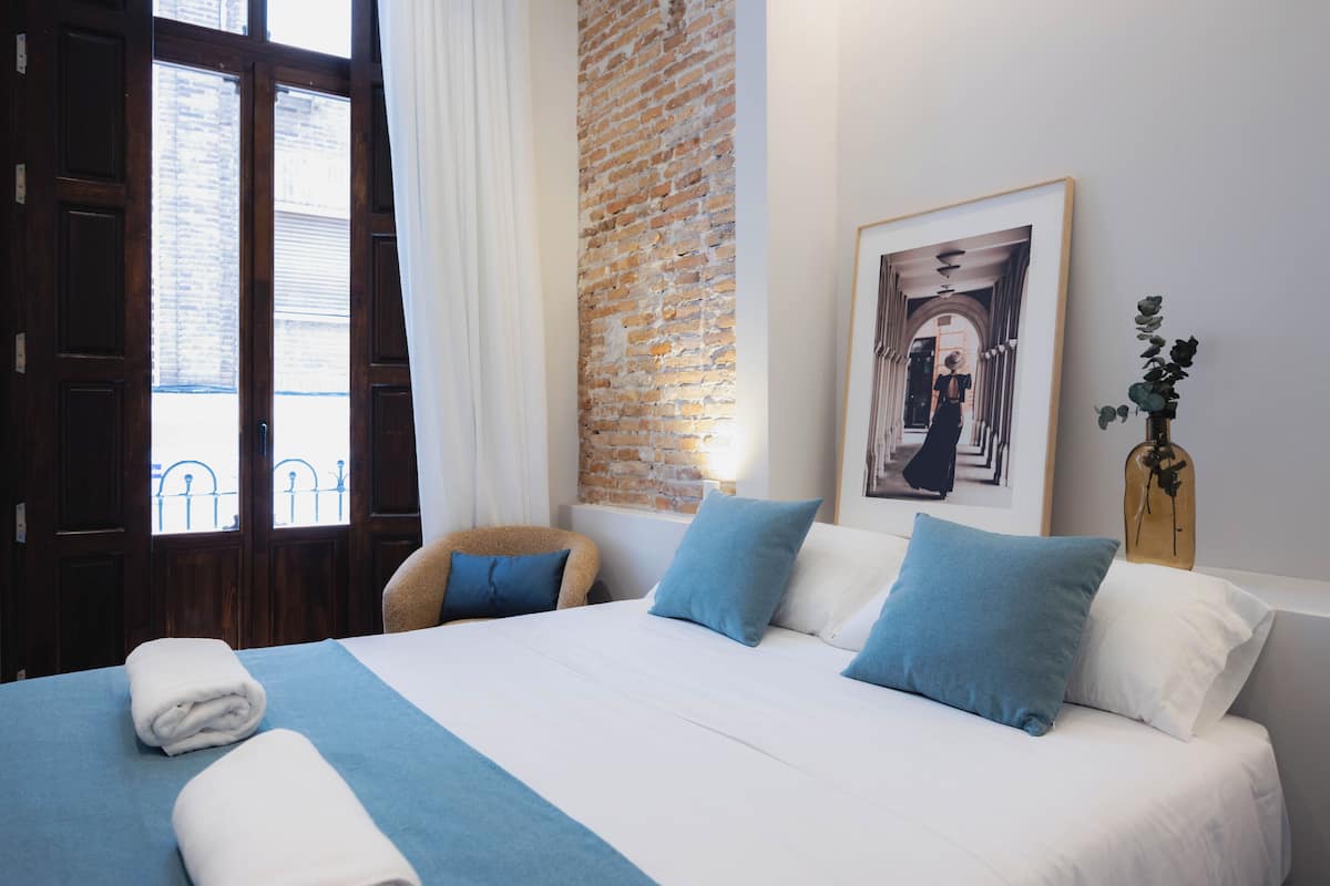 Apartamento Deluxe | Cortinas/cortinados opacos, ferro/tábua de engomar, Wi-fi grátis
