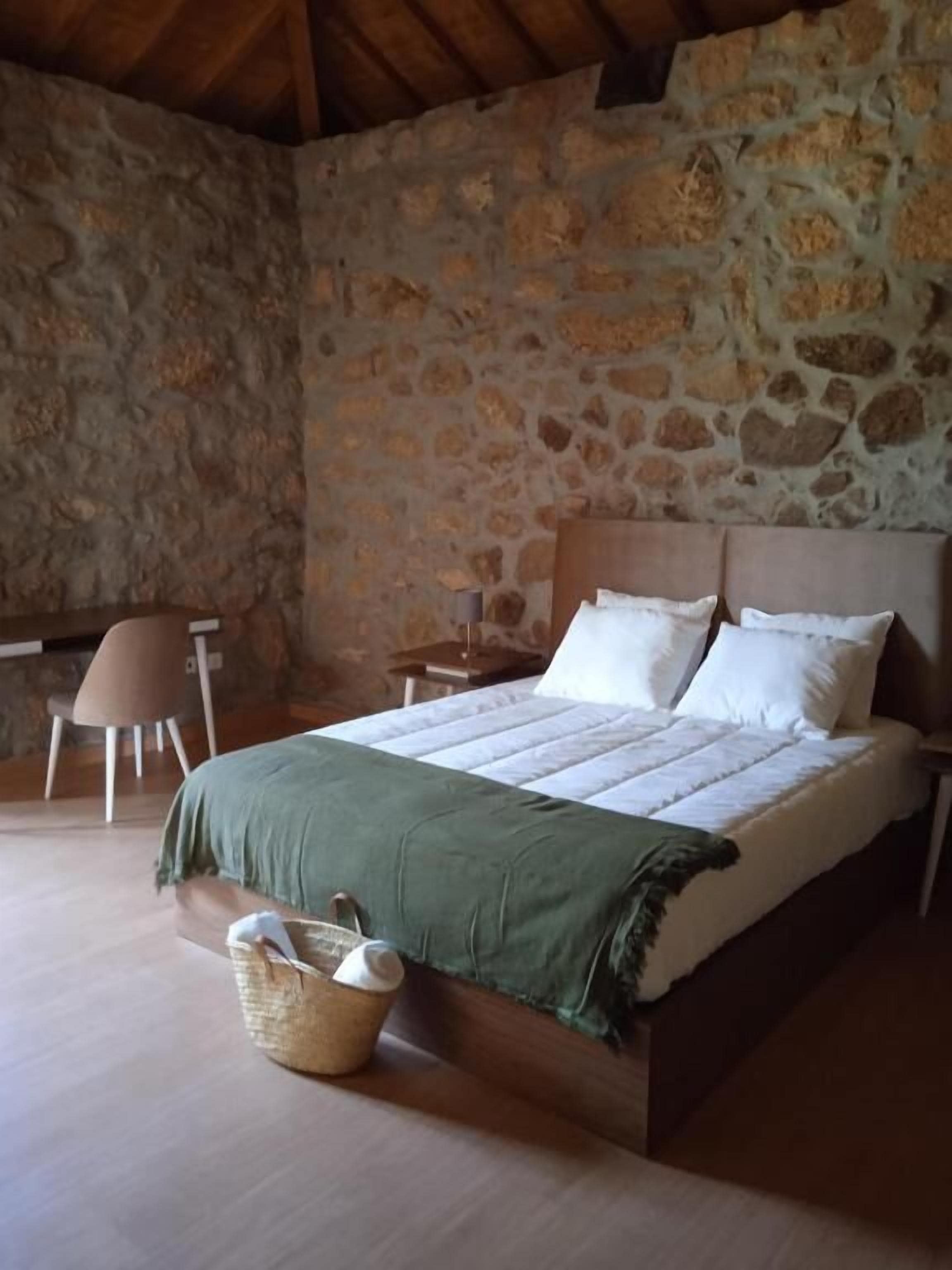 Quarto Duplo Superior, vista para as vinhas | Secretária, Wi-fi grátis 