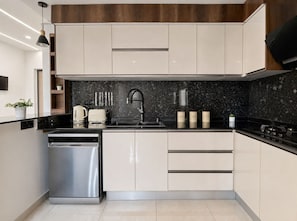 Apartamento | Cozinha privada | Um frigorífico