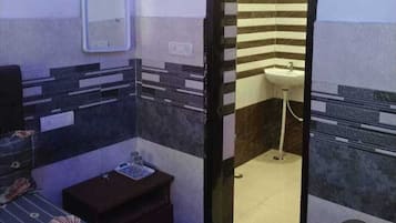 Quarto Duplo Deluxe, varanda, Vista para a cidade | Casa de banho
