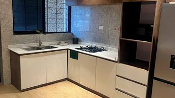 Um frigorífico, utensílios de cozinha, Congelador