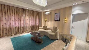 Apartamento Clássico, Vista para a cidade | Sala de estar | Televisor LED de 50 polegadas com canais por cabo, Netflix