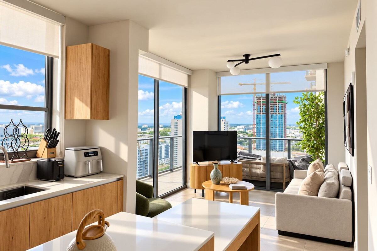 Um apartamento moderno com cozinha, sala de jantar e sala de estar, com grandes janelas e vista para a paisagem urbana.