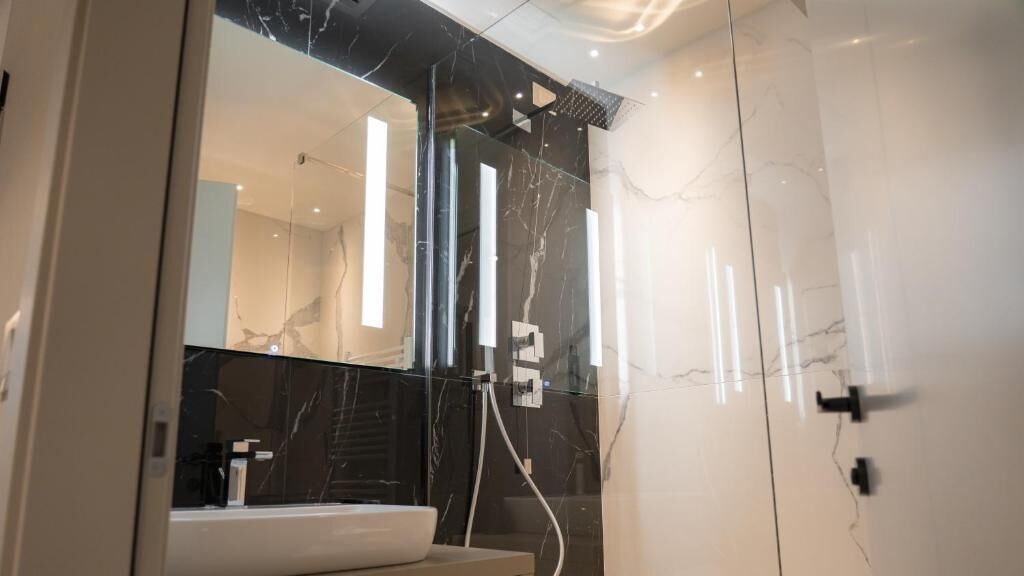 Quarto casal ou duplo standard, sacada, vista para a cidade | Banheiro | Chuveiro, produtos de toalete grátis, secador de cabelo, chinelos
