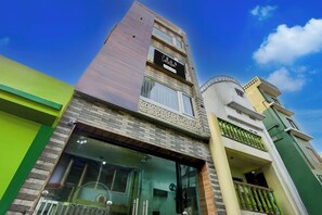 Um edifício com vários andares e uma placa de destaque indicando um serviço da empresa.