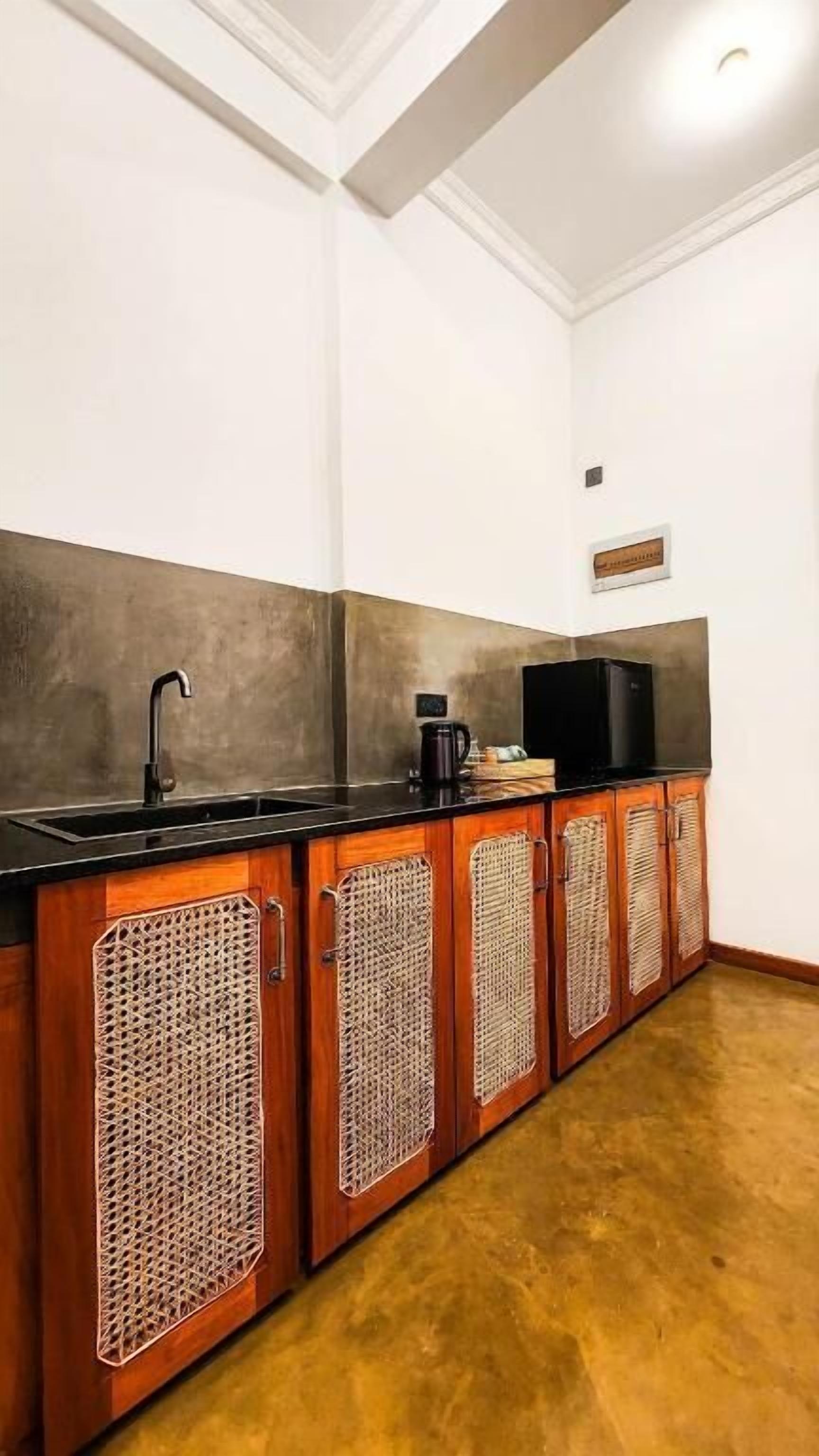 Estúdio, sacada, vista para a piscina | Cozinha privada | Frigobar