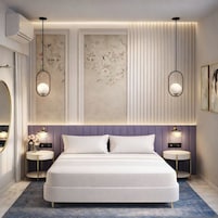 Quarto moderno com uma cama grande, duas mesas de cabeceira com abajures, ar condicionado fixado na parede e uma pintura decorativa.