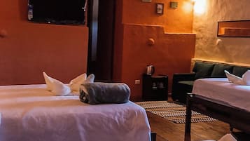 Quarto quádruplo luxo, vista para a montanha | Ferros/tábuas de passar roupa, Wi-Fi de cortesia