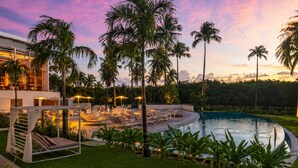 Piscina interna, 3 piscinas externas, guarda-sóis, espreguiçadeiras