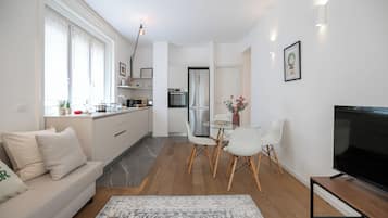 Apartamento (1 Bedroom) | Área de estar | TV 32 polegadas com canais a cabo