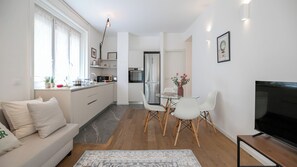 Apartamento (1 Bedroom) | Sala de estar | Televisor de 32 polegadas com canais por cabo