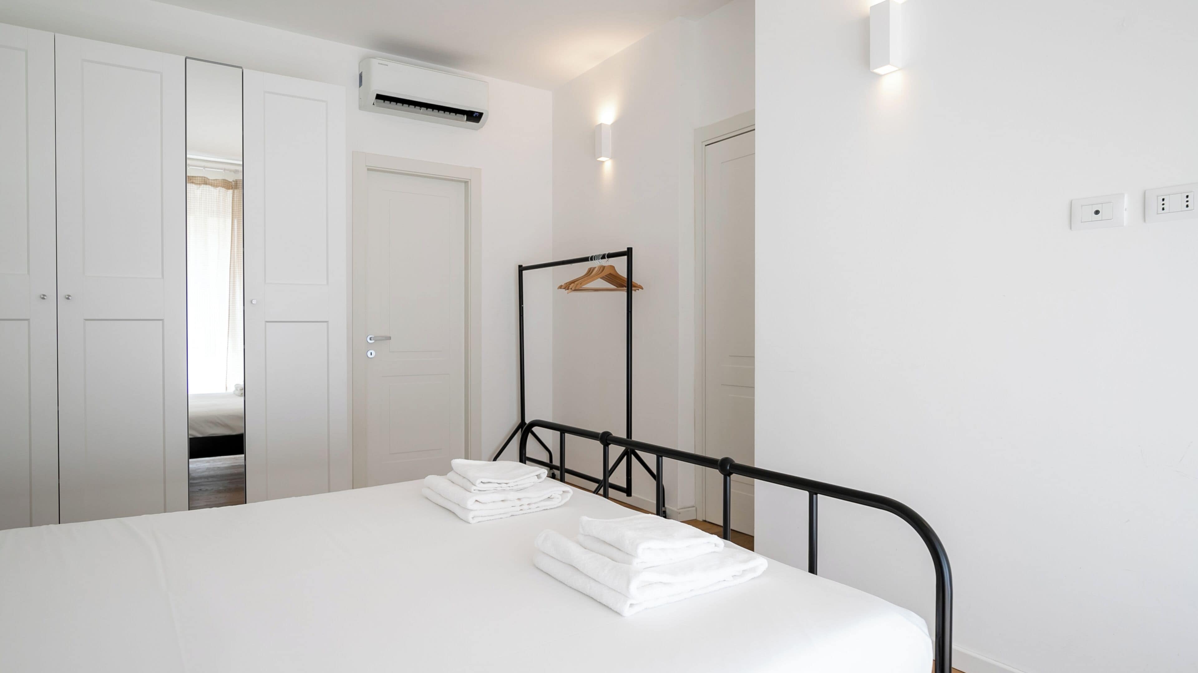 Apartamento (1 Bedroom) | 1 quarto, ferros/tábuas de passar roupa, roupa de cama