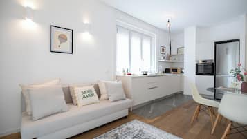 Apartamento (1 Bedroom) | Área de estar | TV 32 polegadas com canais a cabo