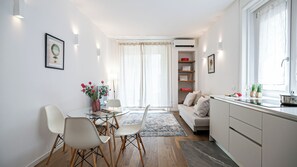 Apartamento (1 Bedroom) | Cozinha privada | Uma máquina de café expresso, um micro-ondas, um forno