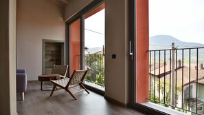 Uma varanda com vista para uma montanha e o horizonte urbano.