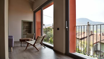 Uma varanda com vista para uma montanha e o horizonte urbano.