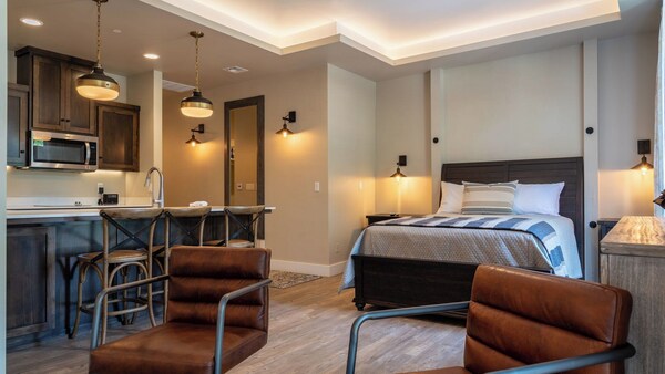 Paso Park Suites By Avantstay 2 Private Balconies + Town Square Views Downtown Paso Robles - Paso Robles, CA
