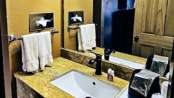 Casa de banho | Uma banheira, um secador de cabelo, toalhas fornecidas, sabão