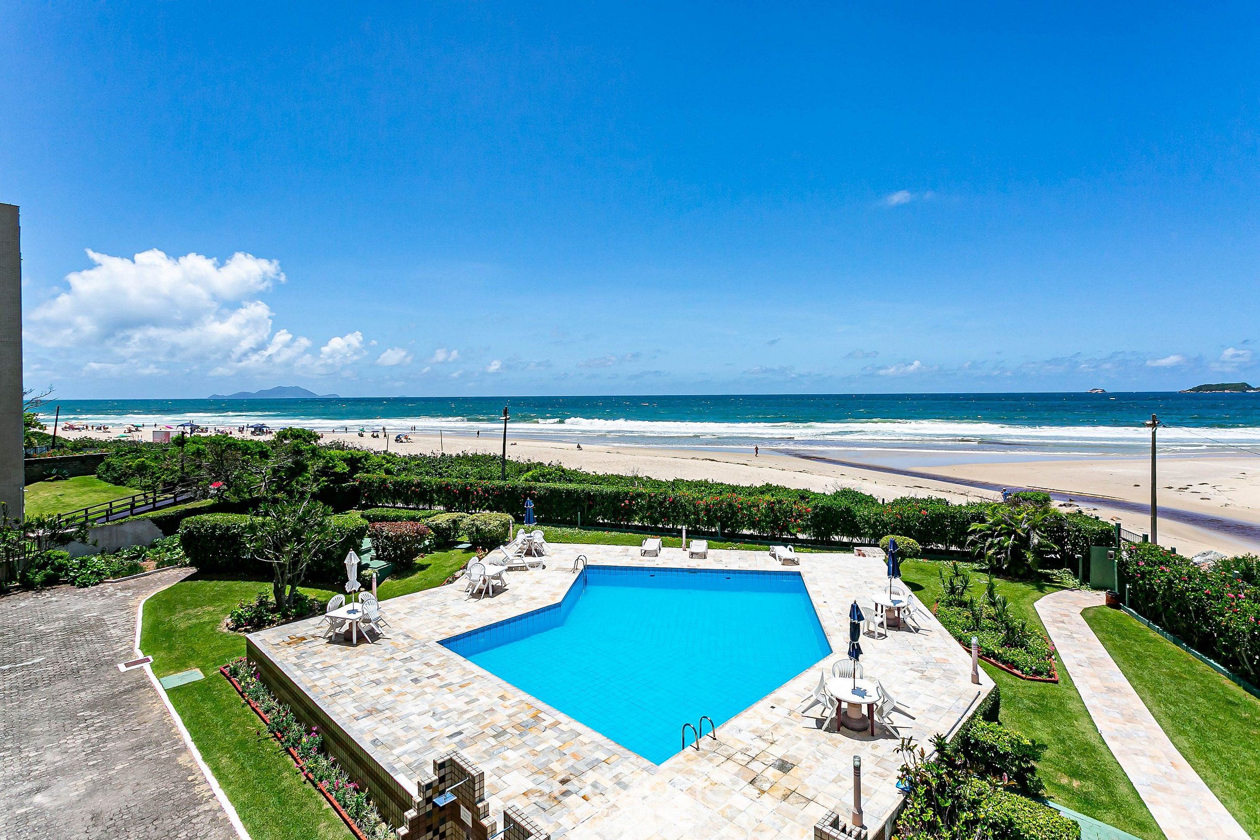 Piscina com vista para a praia e para o oceano.
