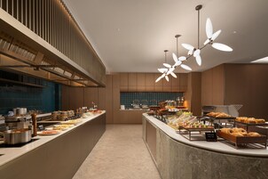 Uma mesa de pequeno-almoço moderna com diversas opções de comida e um design contemporâneo.