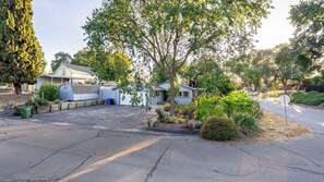 Um bairro residencial com casas, entrada de garagem e rua.