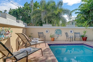 Área da piscina com espreguiçadeiras, um letreiro com 'The Barvar House Historic Bed & Breakfast' e uma piscina azulejada.